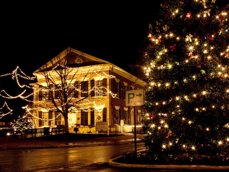 20+ Best Small Towns to Visit for Christmas 2025 in the U.S. – Holidays
