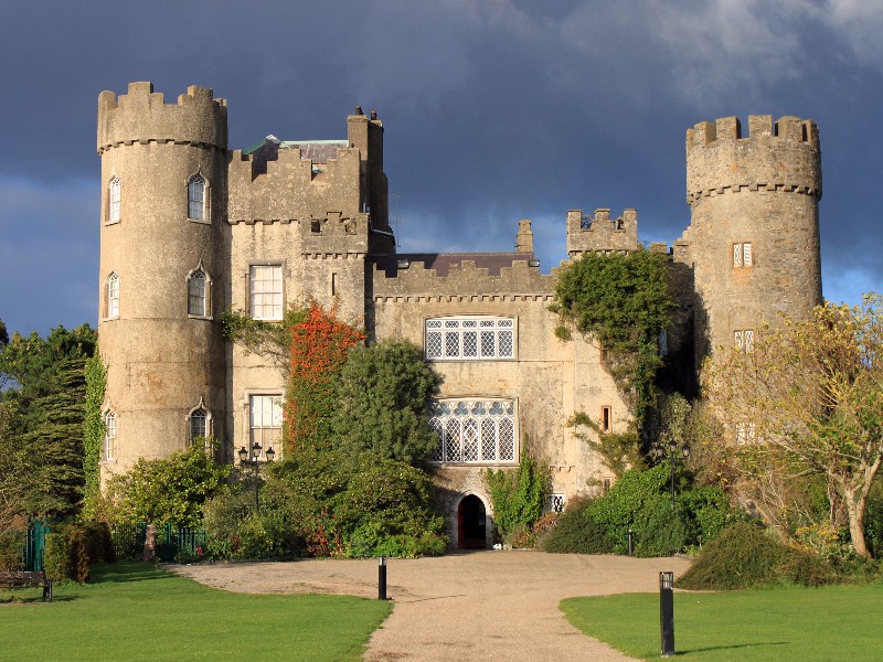 15+ Virtual Castle Tours You Can Take From Your Couch – Holidays