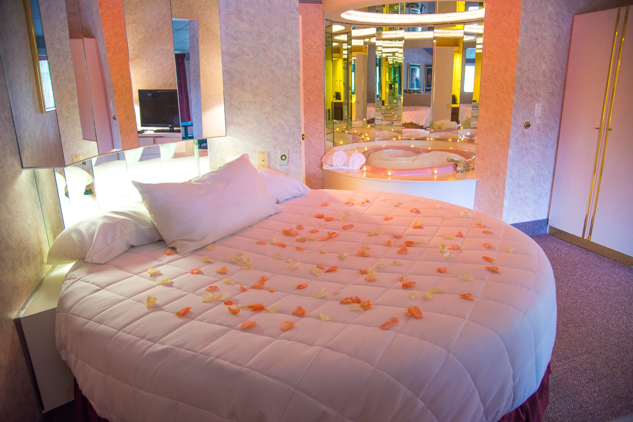 10 Most Romantic Poconos Couples Resorts (with Photos & Prices) – Holidays