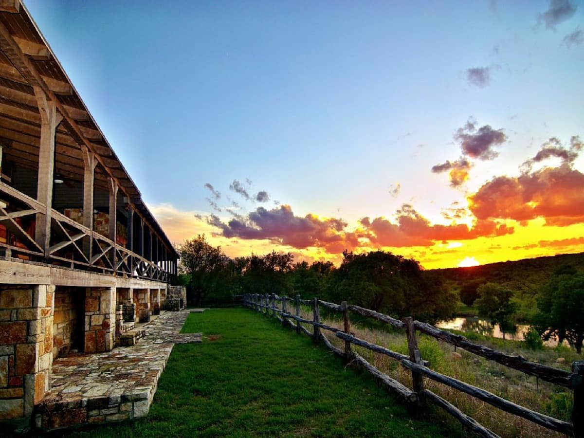 11 Large Vacation Rentals That Sleep 30 or More in Texas – Holidays